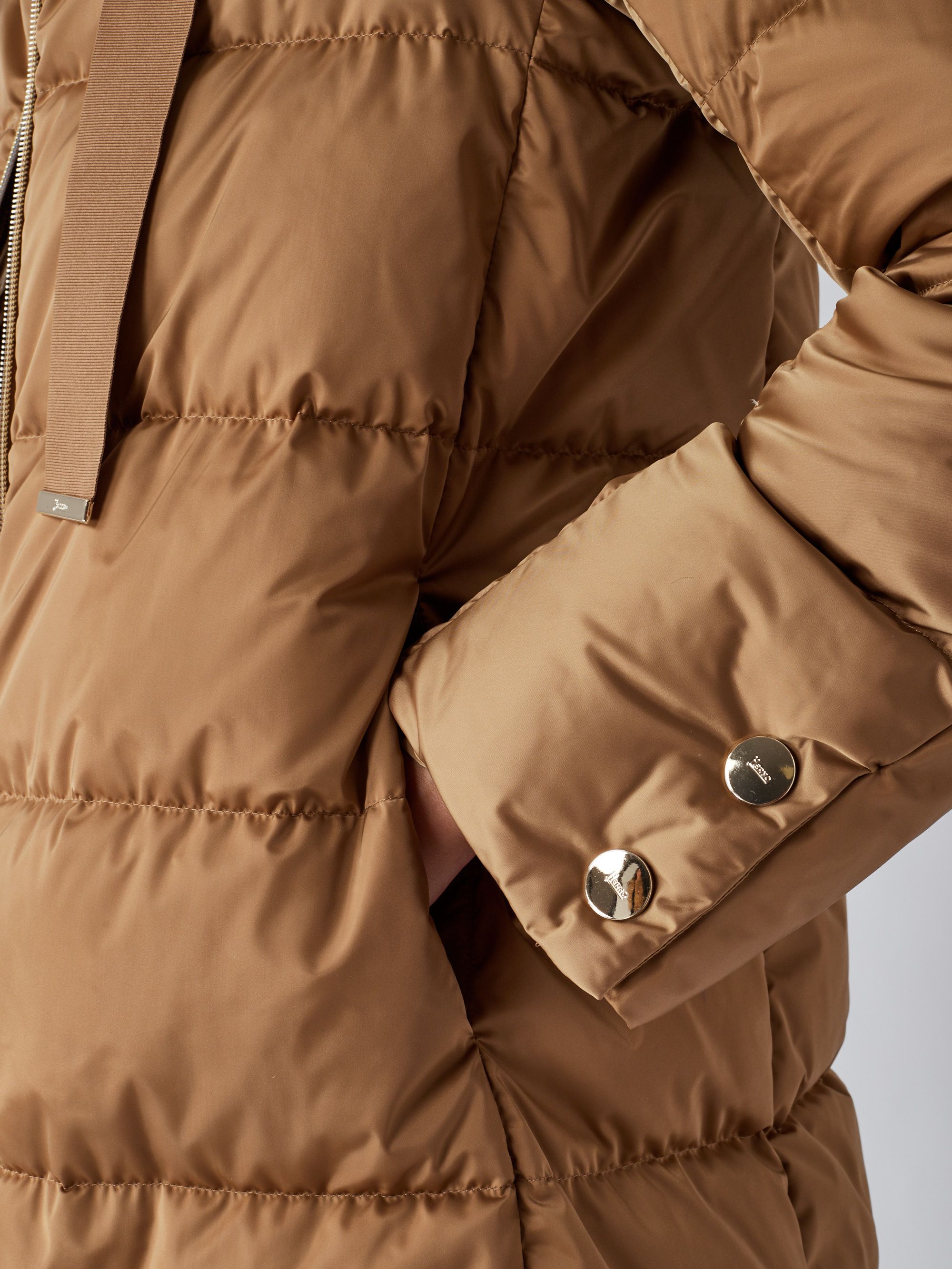 Giubbotto donna Herno A-Shape in raso Cammello | Caposerio.com